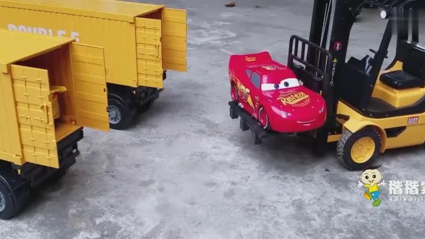 叉车工作视频表演 大卡车挖掘机工作视频 叉车挖掘机大卡车工程车