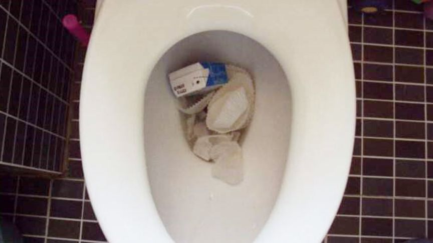 马桶堵塞根本不用铁丝通,教你一招,自己用扫把就能疏通