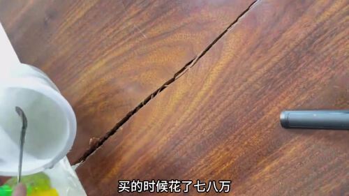 实木家具湿擦一年就开裂?维修师傅现场揭秘正确保养技巧!