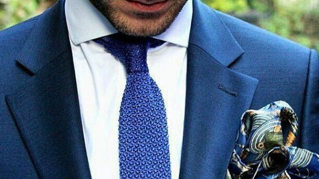 商务礼仪男士穿西服露出三白
