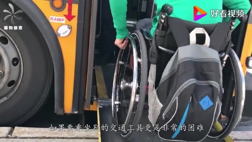 专为残疾人设计的电动车,轮椅直接变座椅,出行更方便