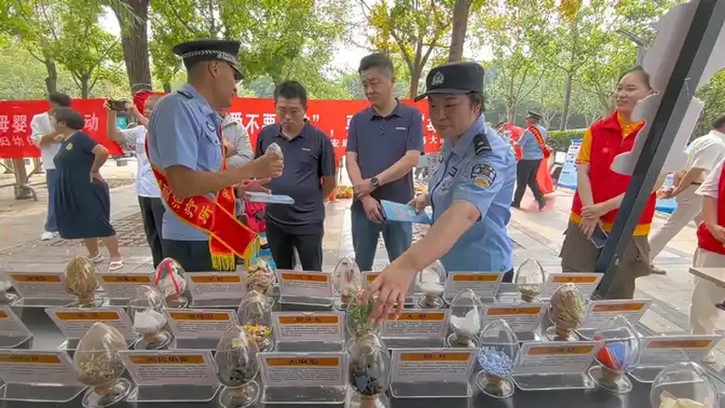 鹤壁市淇滨区长江路街道新城社区:发放禁毒宣传页排查小区毒品种植