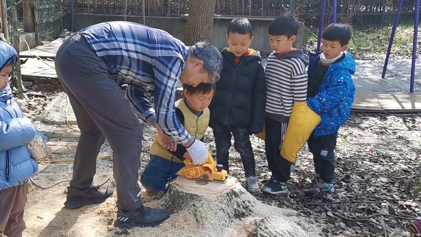 帅真日常片:学习使用电刨。