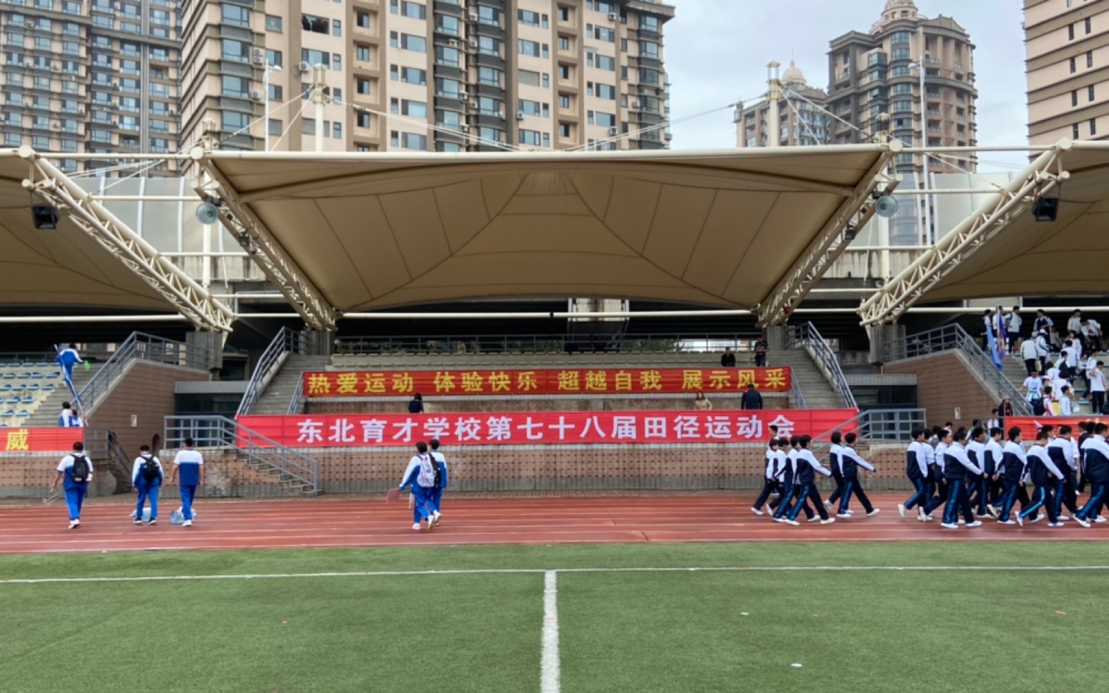 震惊!东北某中学运动会开幕式竟然火了!舞王重现江湖…
