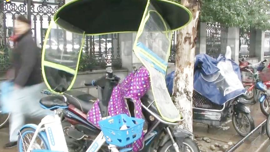 杭州:电动车装雨棚影响视线害人害己,交警严查不拆除将罚款