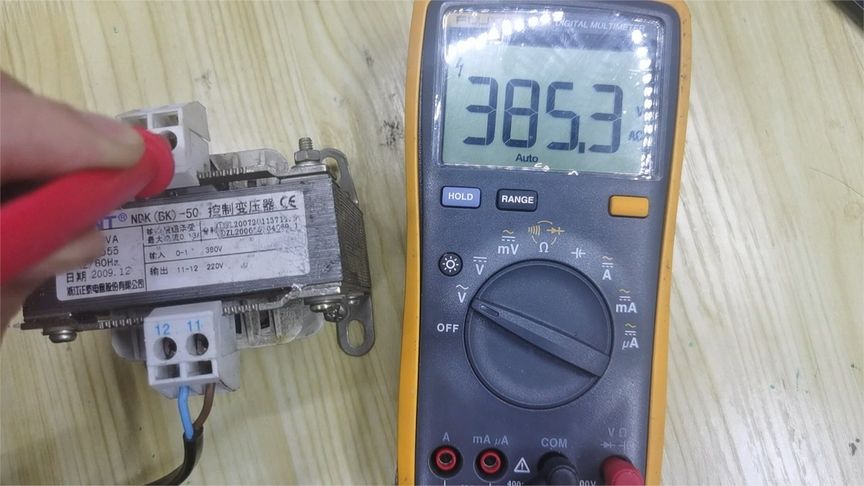 如何用220V转换成380V电源?