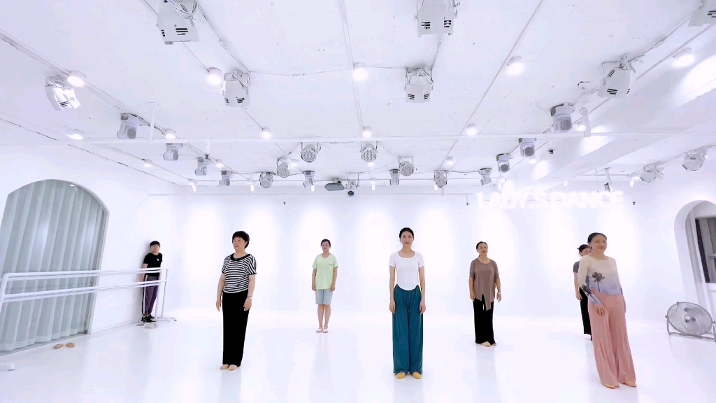 藏族舞蹈《格桑拉》课堂视频。 这节课老师带大家复习了动作,期待...