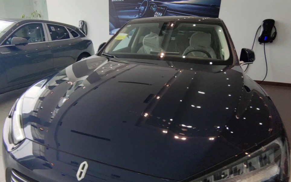 问界M5 明天就是五一啦 交付五种颜色 我更倾向蓝色 你们呢?