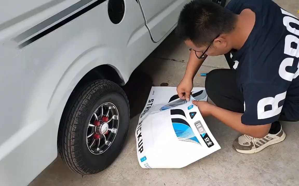 一碗多还包邮两门四座皮卡车,可充电跑,可加油刚,上班接娃拉货