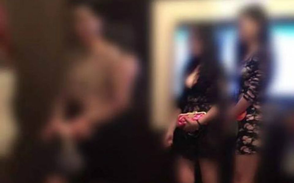 ...校长被免职【陕西多名未成年女生被诱导陪酒一涉事学校校长被免职】
