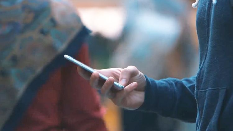 常玩手机导致小指变形!大部分人小拇指都有“凹陷”