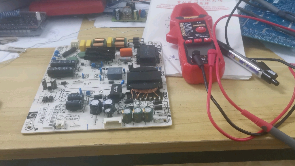 欢迎大家来到罗明电器新手课程,今天学习的内容是用万表如何测量...