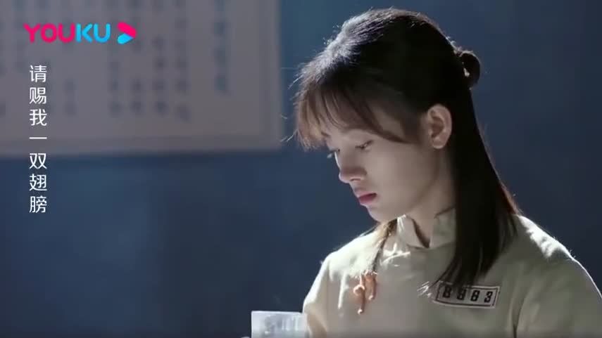 女囚犯执行死刑褪去囚服,换上知性优雅的风衣,女狱警瞬间看呆!