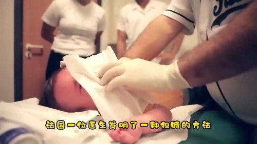 医生为宝宝疏通口鼻,轻轻一捏却让人心如刀割的瞬间!