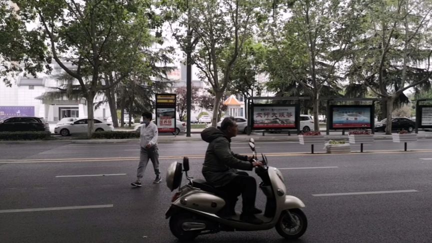 电动车很方便,充电要安全。