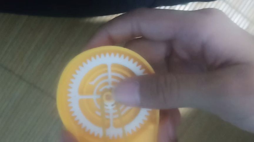 用修正带做一个发射器,简单又好玩,你也快点儿动手做一个吧