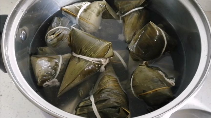 端午节不仅要吃粽子,还要吃茶叶蛋,这是我们中国的传统节日