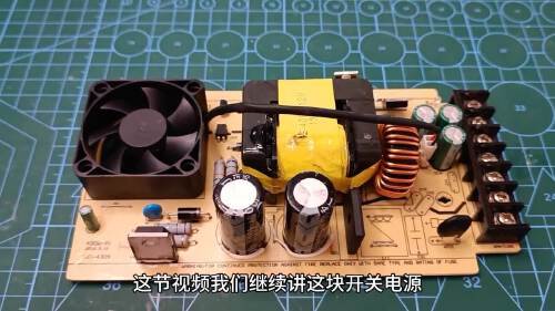 两个电阻在开关变压器初级线圈附近什么作用?为什么和电容并联?