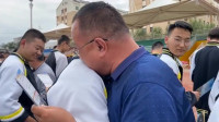 高三毕业典礼班主任发送毕业贺卡,当场就忍不住哭了,说好的笑着说...