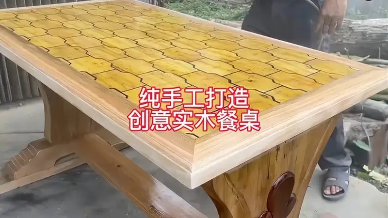 这小伙第一次去女朋友家相亲,居然纯手工打造出创意实木餐桌