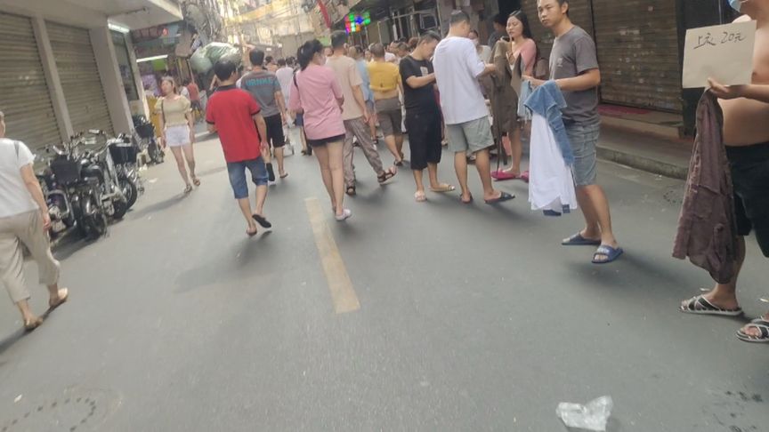 广州康乐村制衣人才满大街,老板拿样衣排队等工人挑