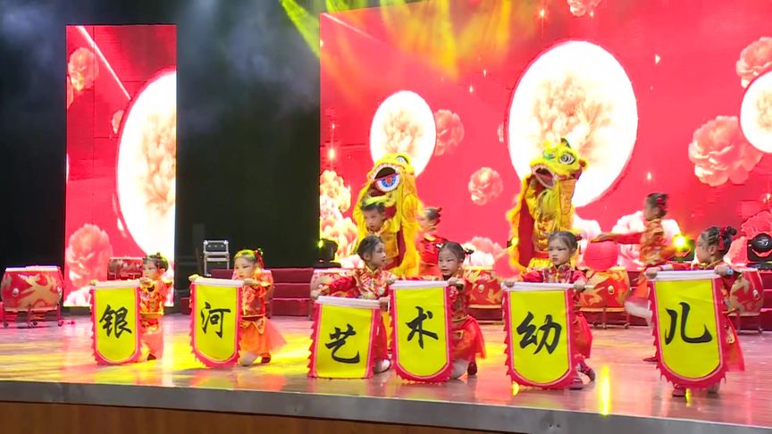 萌娃表演舞狮,头一次看到这样的舞狮,接下来的一幕心都萌化了