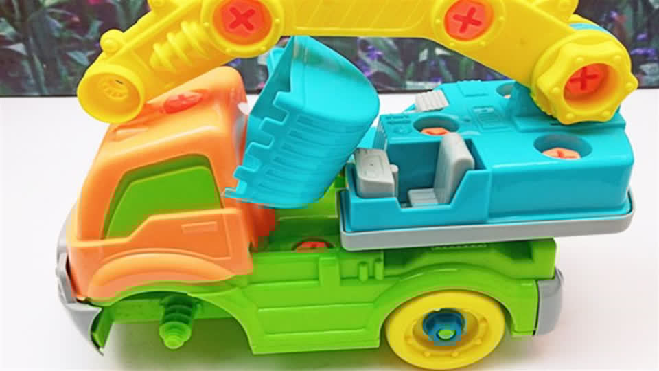 维修组合工程车,把车轮装上