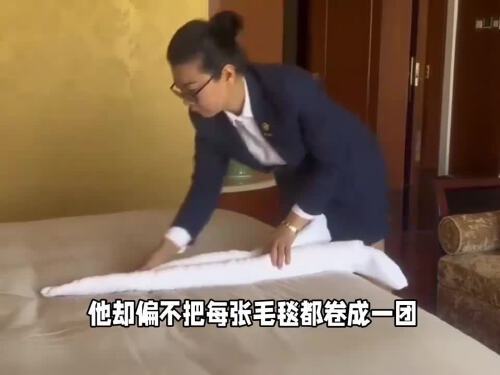 客房服务员神技!一条毛毯秒变开屏孔雀,惊艳全场