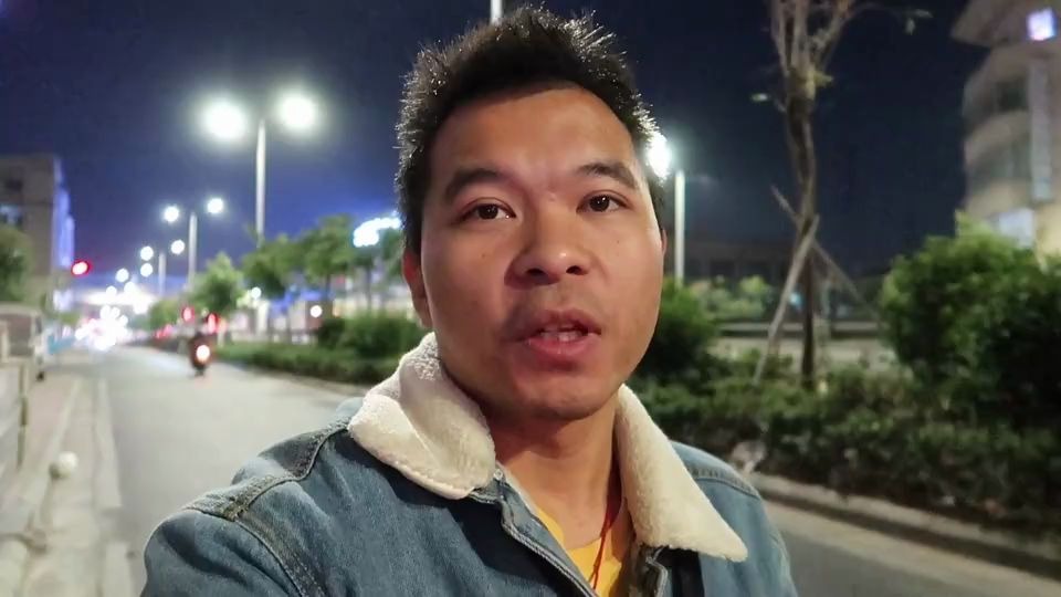 小伙不小心把货车水箱撞破了,去换个水箱花了350元,有没有被坑