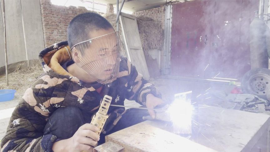 普通电焊机能不能焊住不锈钢,老师傅现场测试一下,结果令人震惊