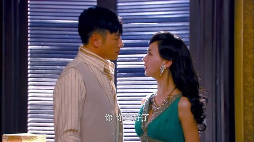 心机女掐住残疾丈夫,不料丈夫突然从轮椅上站起来,这下精彩了