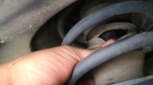 汽车减震器防尘套的作用是保护减震器活塞杆和内部的润滑油,防止...