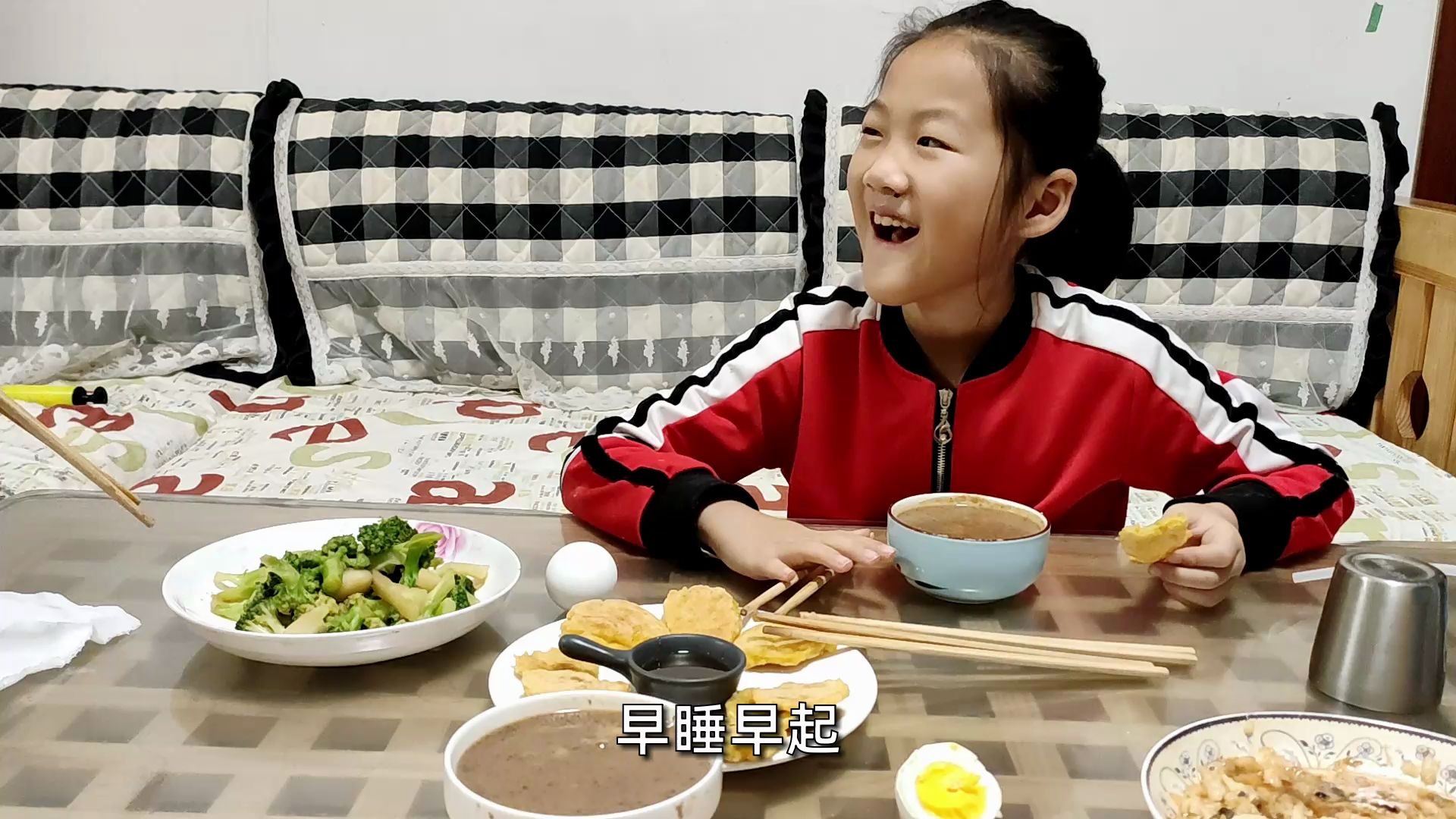 小学生今天开学,起床太晚赶紧吃几口年糕,看课程表安排得满满的