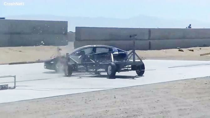 特斯拉Model3侧面撞击测试,这小车真耐撞的呀