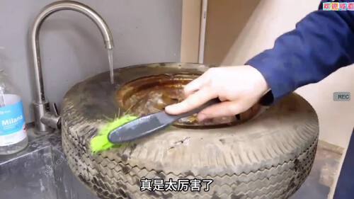 手艺人神操作!废弃车轮改出可移动式工作台