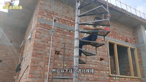 高手在民间,师傅为房主设计出的旋转楼梯,太实用了还不占地方