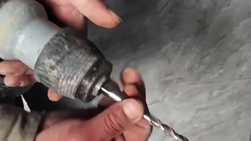 功率这么大的冲击钻,怎么在瓷砖上钻眼才不会打碎瓷砖?涨见识