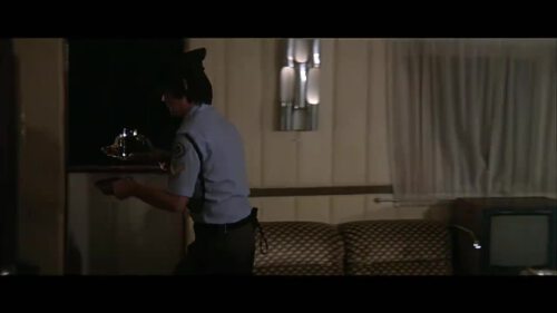 两警官吃大餐,小伙吃得太快,原来桌子底下四个人帮他吃