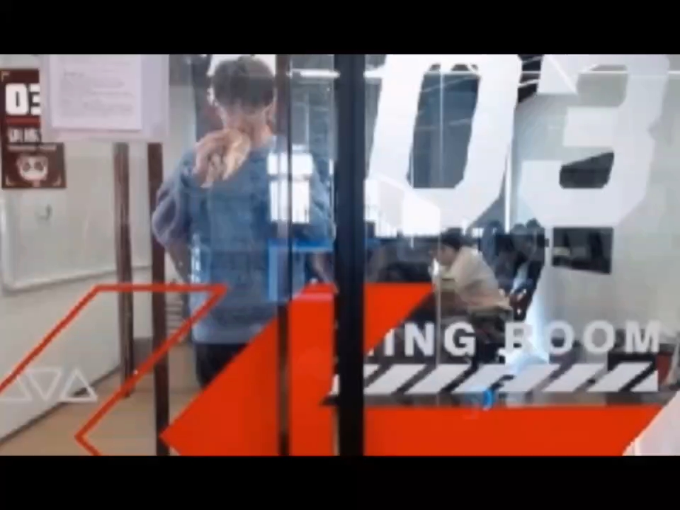 ...室不让在里面吃东西,小诺为了让家人们看到他,在玻璃门外面吃东西