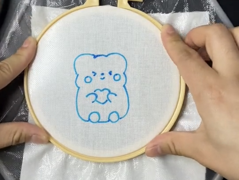 零基础学刺绣,将图案转印到布料上(水溶膜、水溶布和转印纸的使用教程)