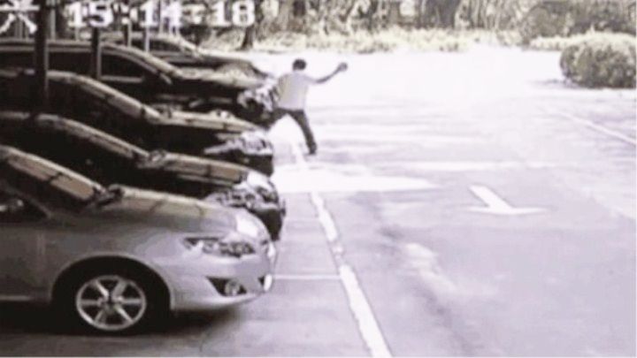 男子工作一个月后辞职 离职手续未办成 竟持砖块狂砸老板奔驰