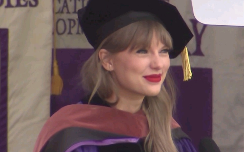 33岁美国歌手博士毕业作代表发言:全程气氛太诙谐了