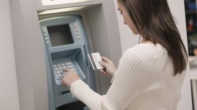 为何银行员工老让客户在ATM机取款?看完才知道,原来还有这玄机