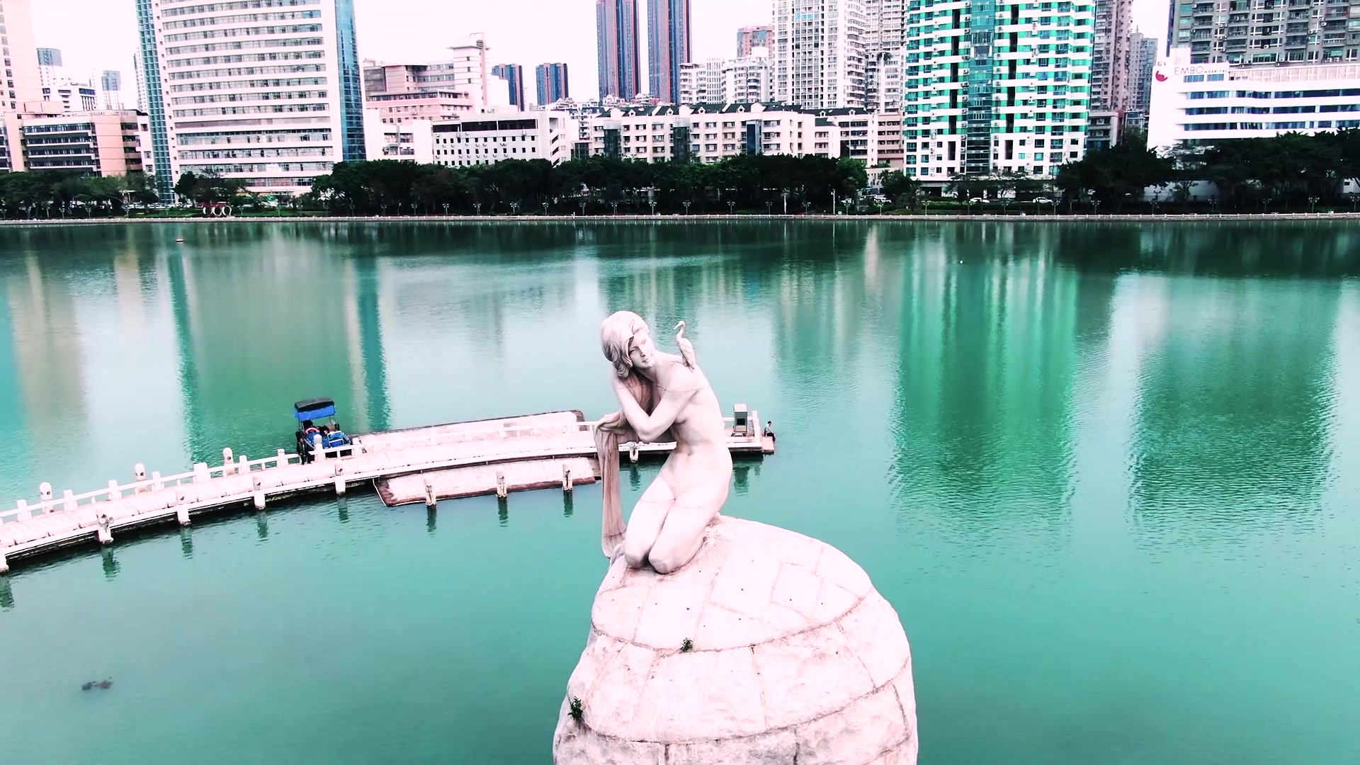 航拍厦门市中心城区,一座屹立在水面的白鹭女神像,高空看美醉了
