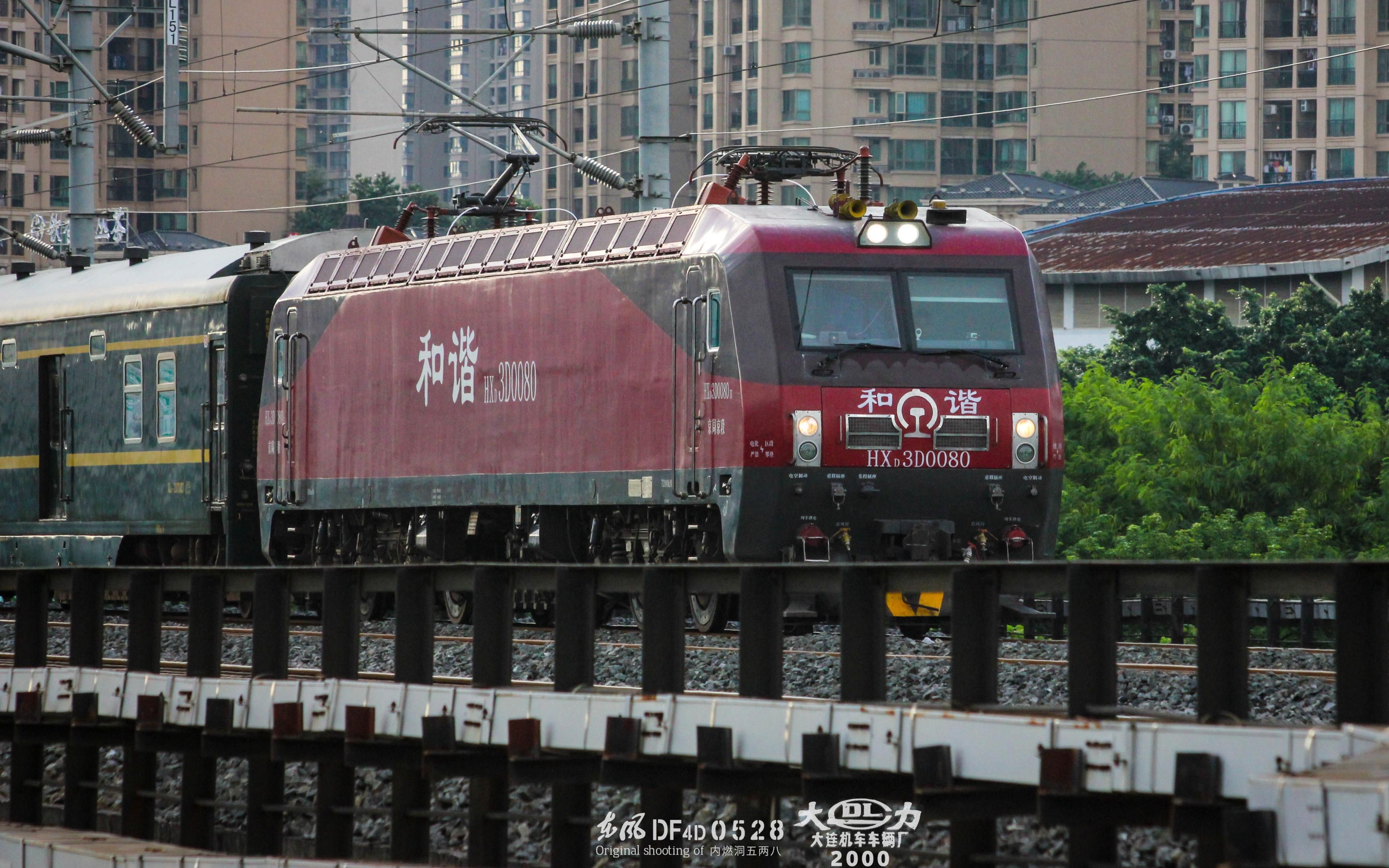 清厢快速路辅路拍摄Z286次列车