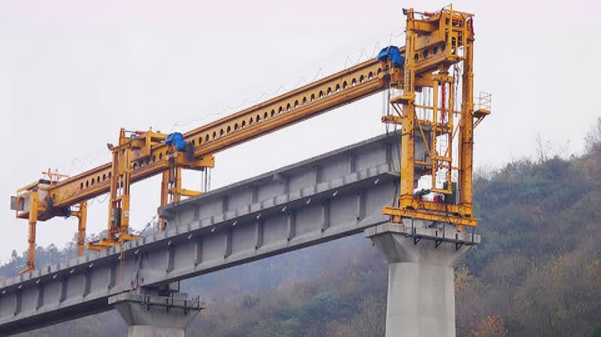 .b>导梁流动式架桥机.