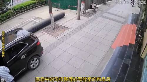 男子骑自行车撞越野车门摔倒,要求就要司机赔钱处理