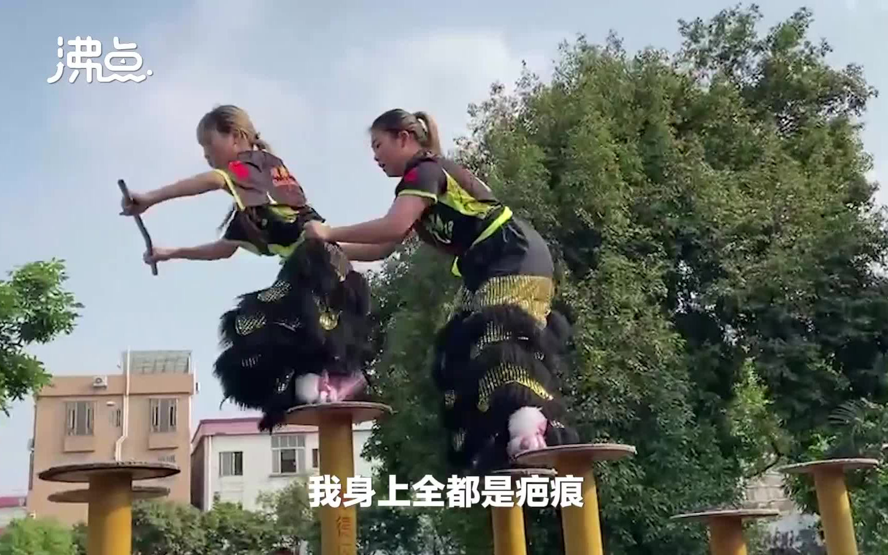 文化传承!两女生学习舞狮20年,是目前仅有的练高桩女生