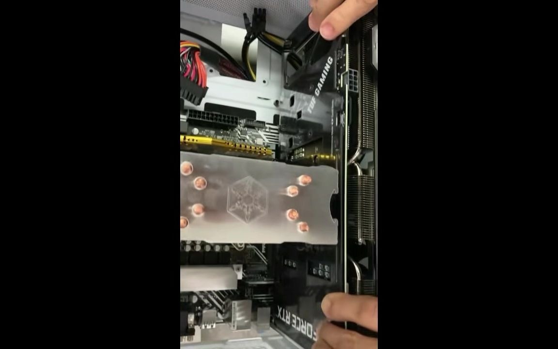 华硕DIY装显卡视频教程1