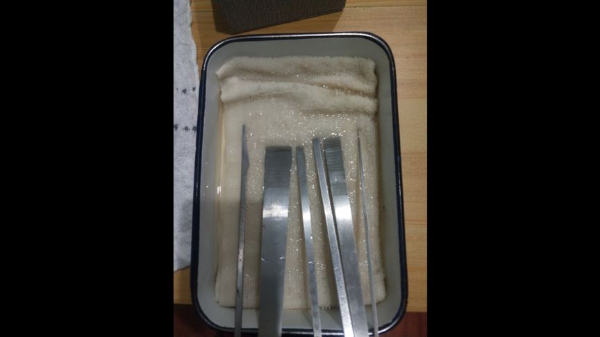 修脚刀不快了怎么磨?今天我来教大家把刀磨的快又好